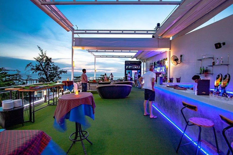 Starz Rooftop Bar - Phuket.Net