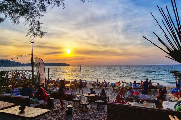 The Wave Beach Bar & Surfing - Phuket.Net