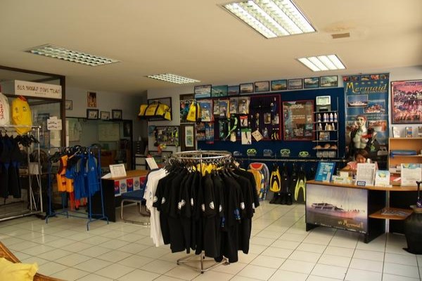 Sea World Dive Team - Phuket.Net