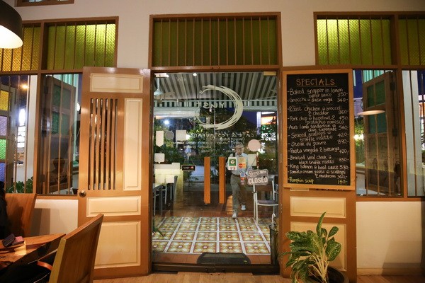 Crust Cafe & Restaurant - Phuket.Net