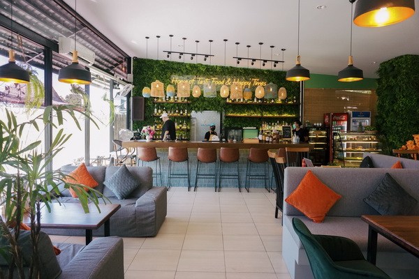 Macaw Cafe & Restaurant Phuket - Phuket.Net