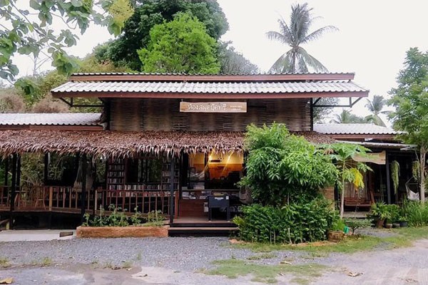 Booktree Library & Cafe - Phuket.Net