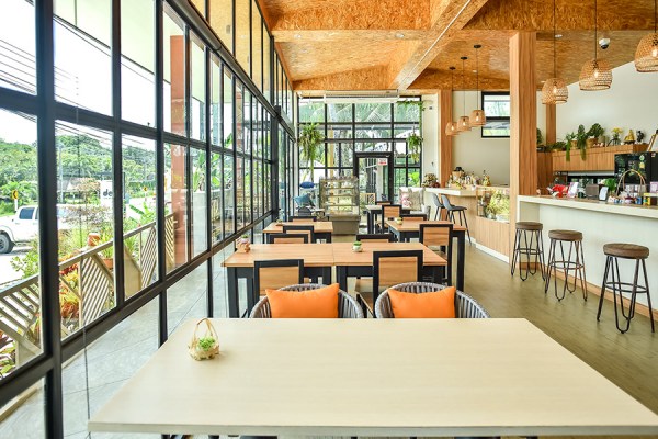 Dee Cafe & Bistro - Phuket.Net