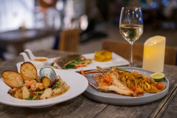 Boat Bar & Restaurant - Phuket.Net