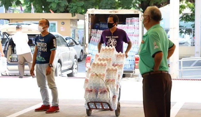 Heartwarming Photos of People Helping Others During the COVID-19 ...